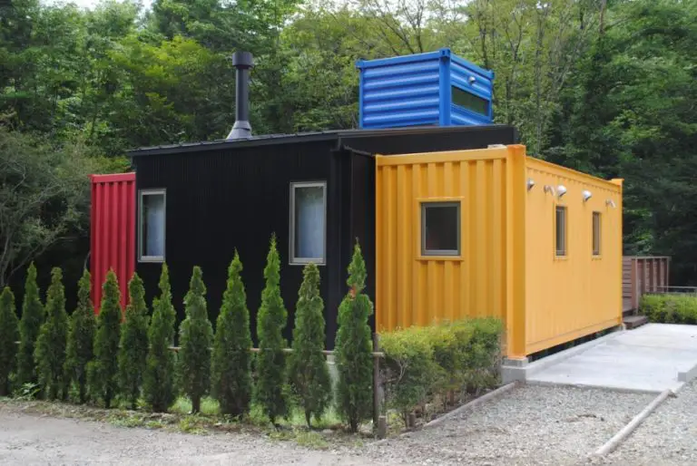Container House Attracts Attention with its Design and Colors
