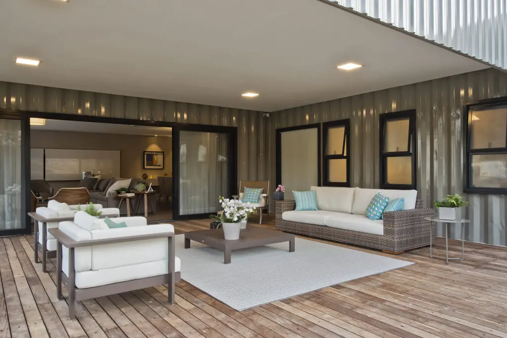 Fascinating Shipping Container House of 3326 sqft Built from 6 Shipping ...