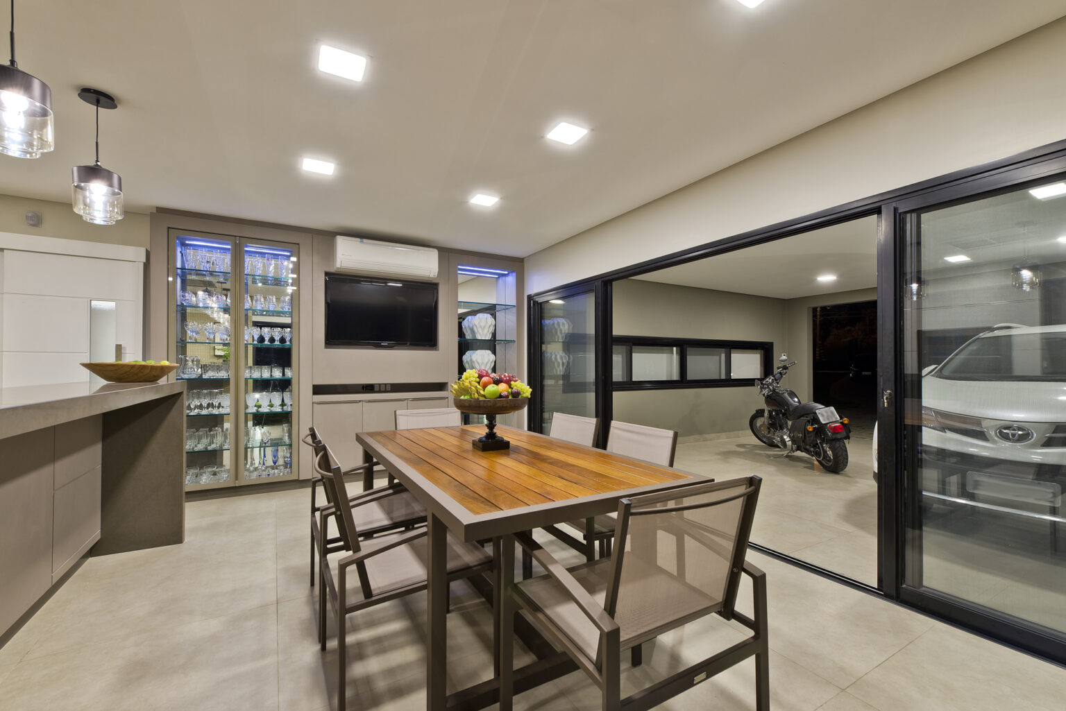 Fascinating Shipping Container House of 3326 sqft Built from 6 Shipping ...