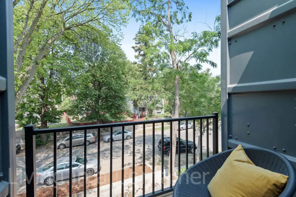 Luxury Home made of 5 Shipping Containers | Living in a Container