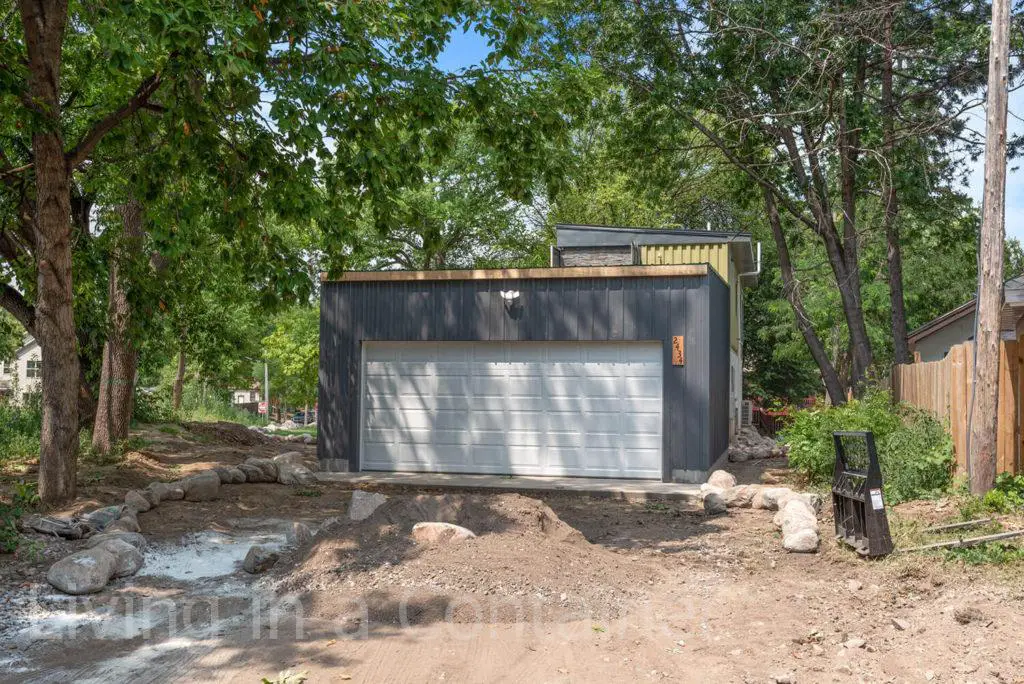 Luxury Home made of 5 Shipping Containers