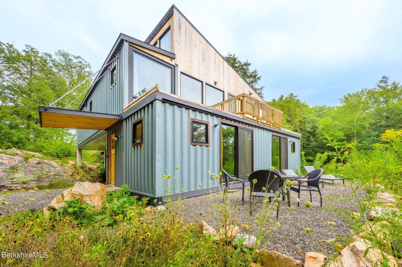 This Modern Container House will Amaze You!