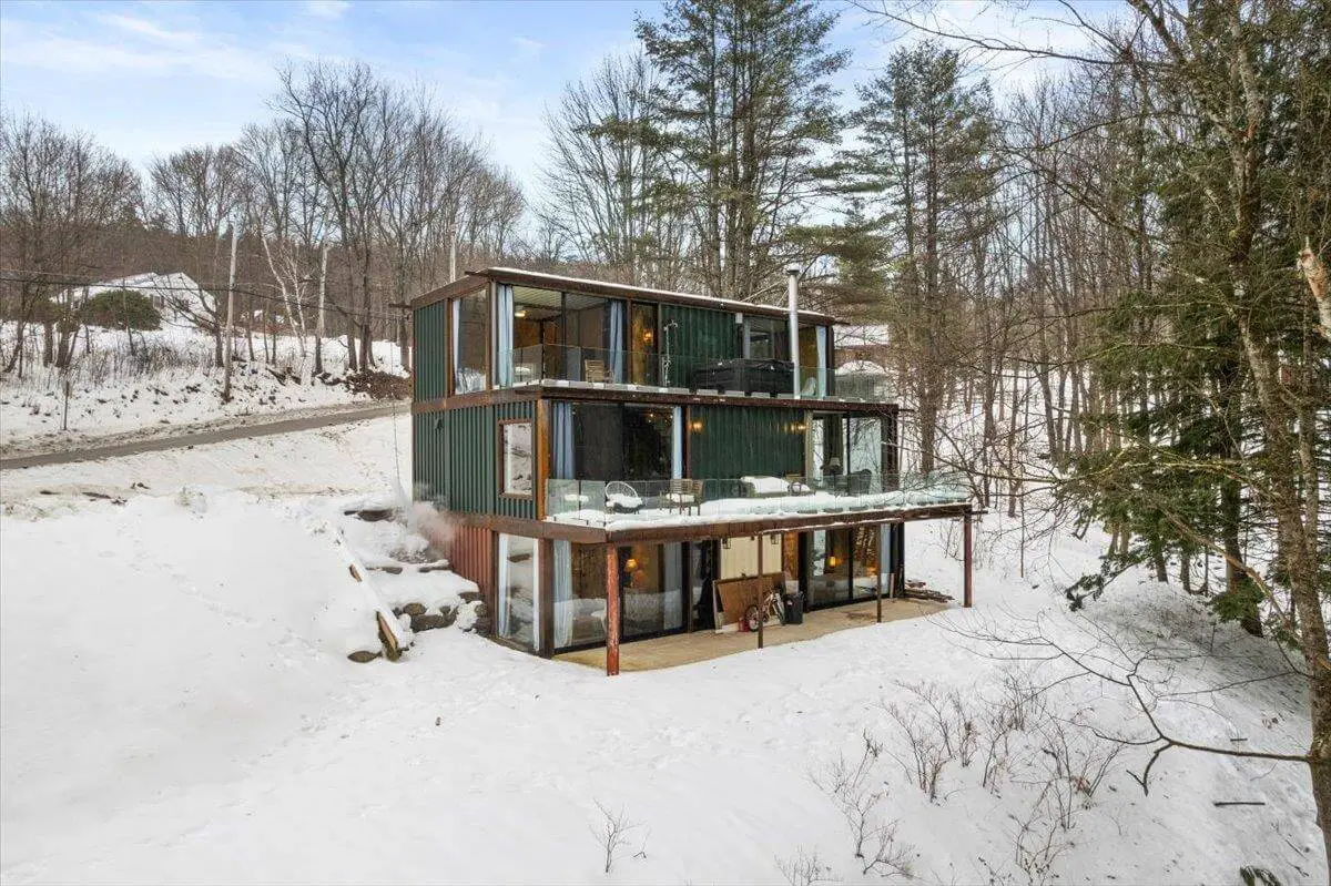 Crafting a Modern Mountain Home Using 8 Shipping Containers