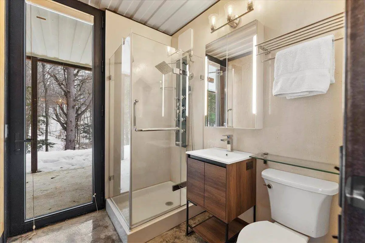 Crafting a Modern Mountain Home Using 8 Shipping Containers